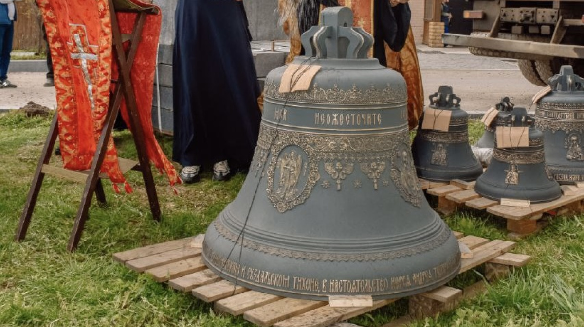 В Суздале на колокольню Никольской церкви подняли новые колокола - День ...
